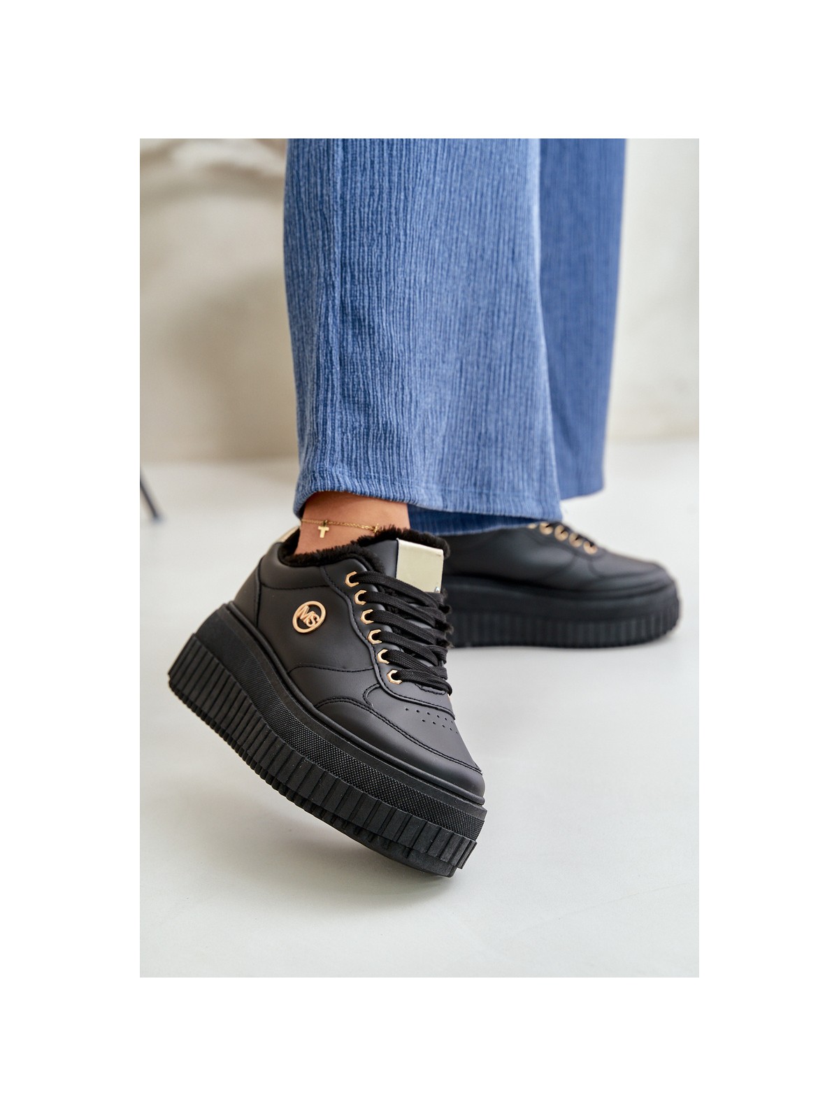 Sneakers Moteriški sportiniai batai, izoliuoti ant masyvaus pado