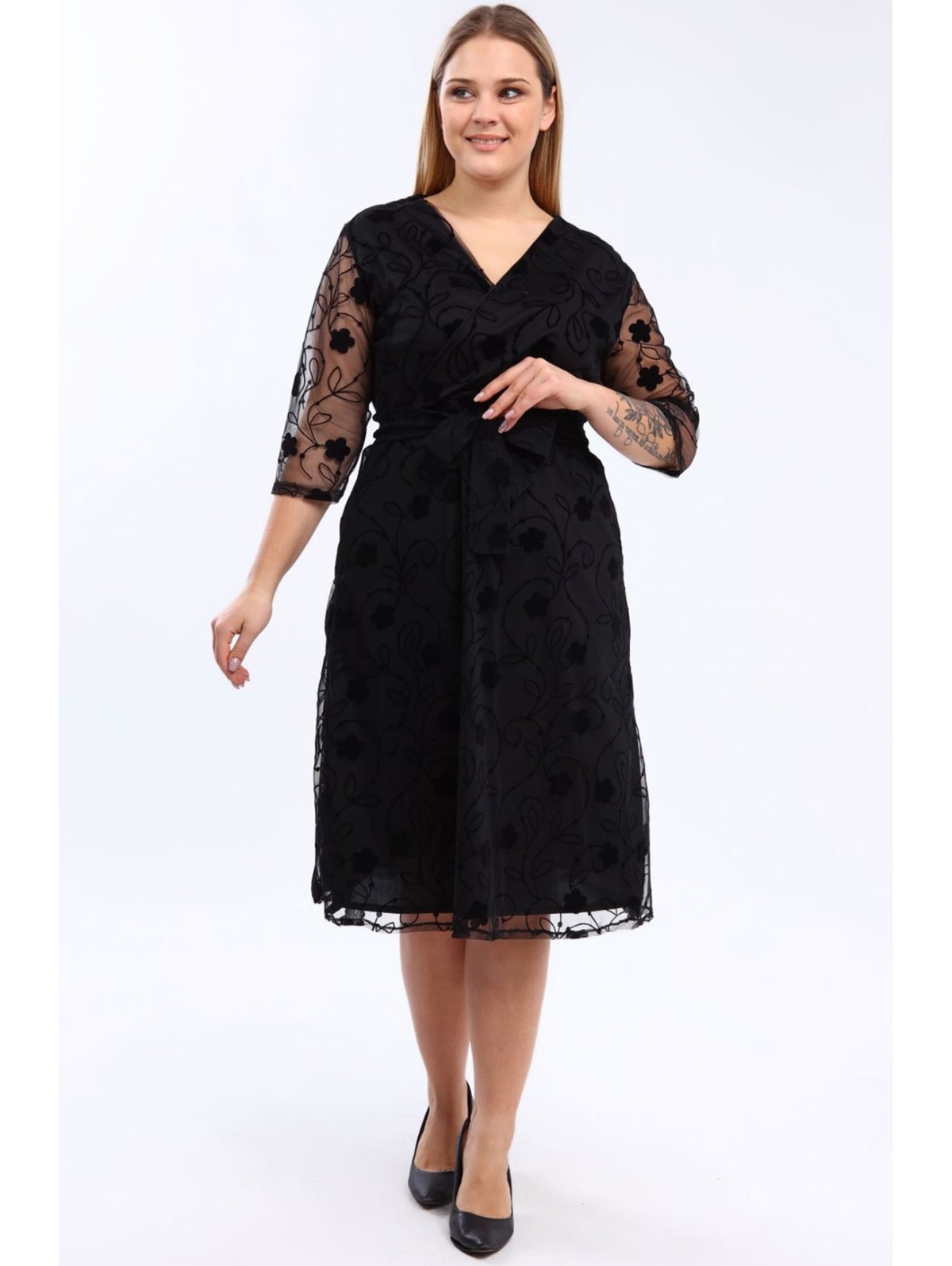 Juoda suknelė su voko formos iškirpte